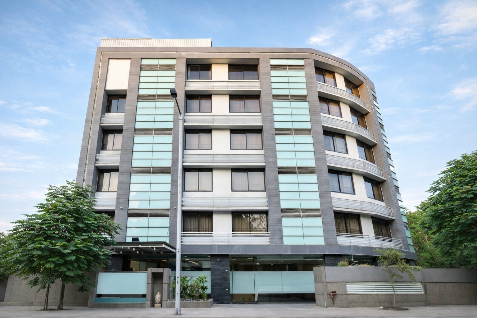 Hotel SNBLU PANCHVATI 𝗕𝗢𝗢𝗞 Ahmedabad Hotel