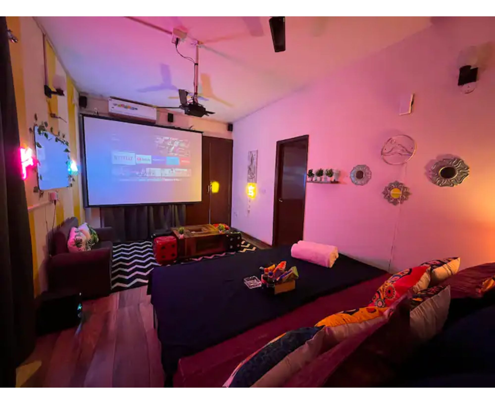 Screens and Dreams-Luxurious Studio Apartment 𝗕𝗢𝗢𝗞 Noida Apartment