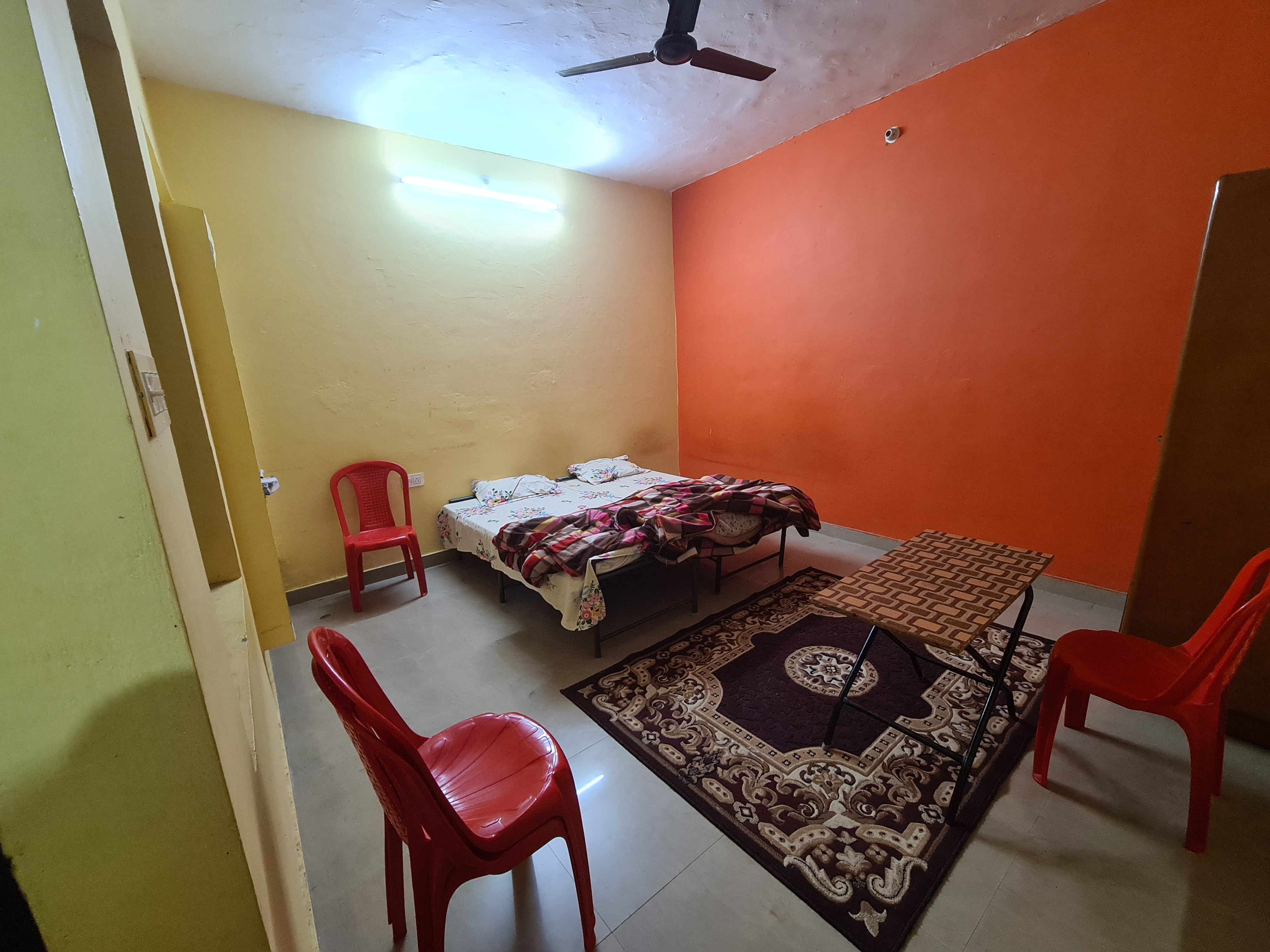 Neelam Homestay 𝗕𝗢𝗢𝗞 Prayagraj Homestay