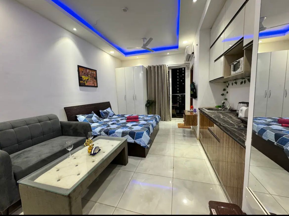 CLOUD9 STAYS 𝗕𝗢𝗢𝗞 Noida Apartment