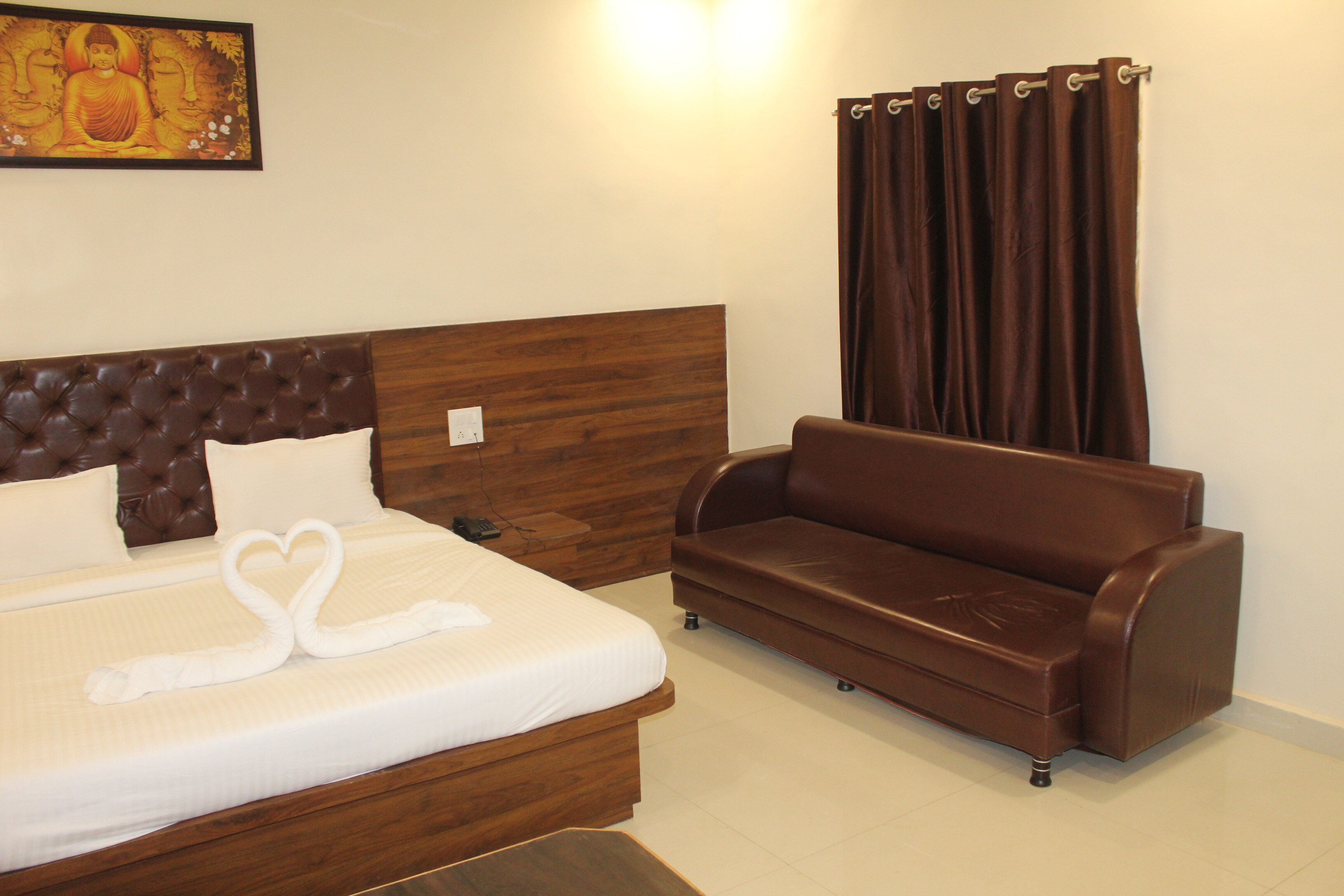Hotel Dev Palace 𝗕𝗢𝗢𝗞 Chanderi Hotel