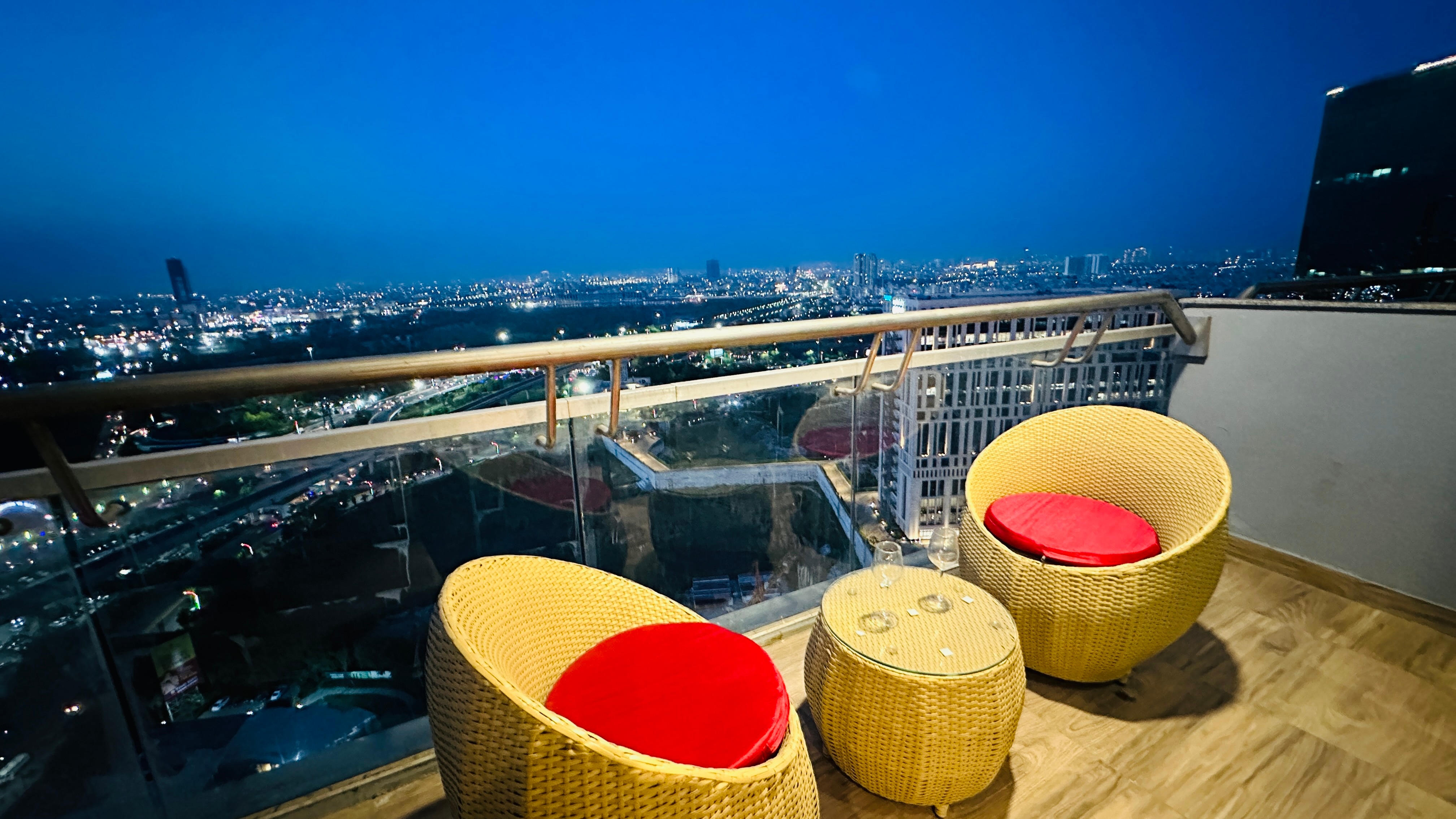 HIGH RISE HAVEN 𝗕𝗢𝗢𝗞 Noida Apartment