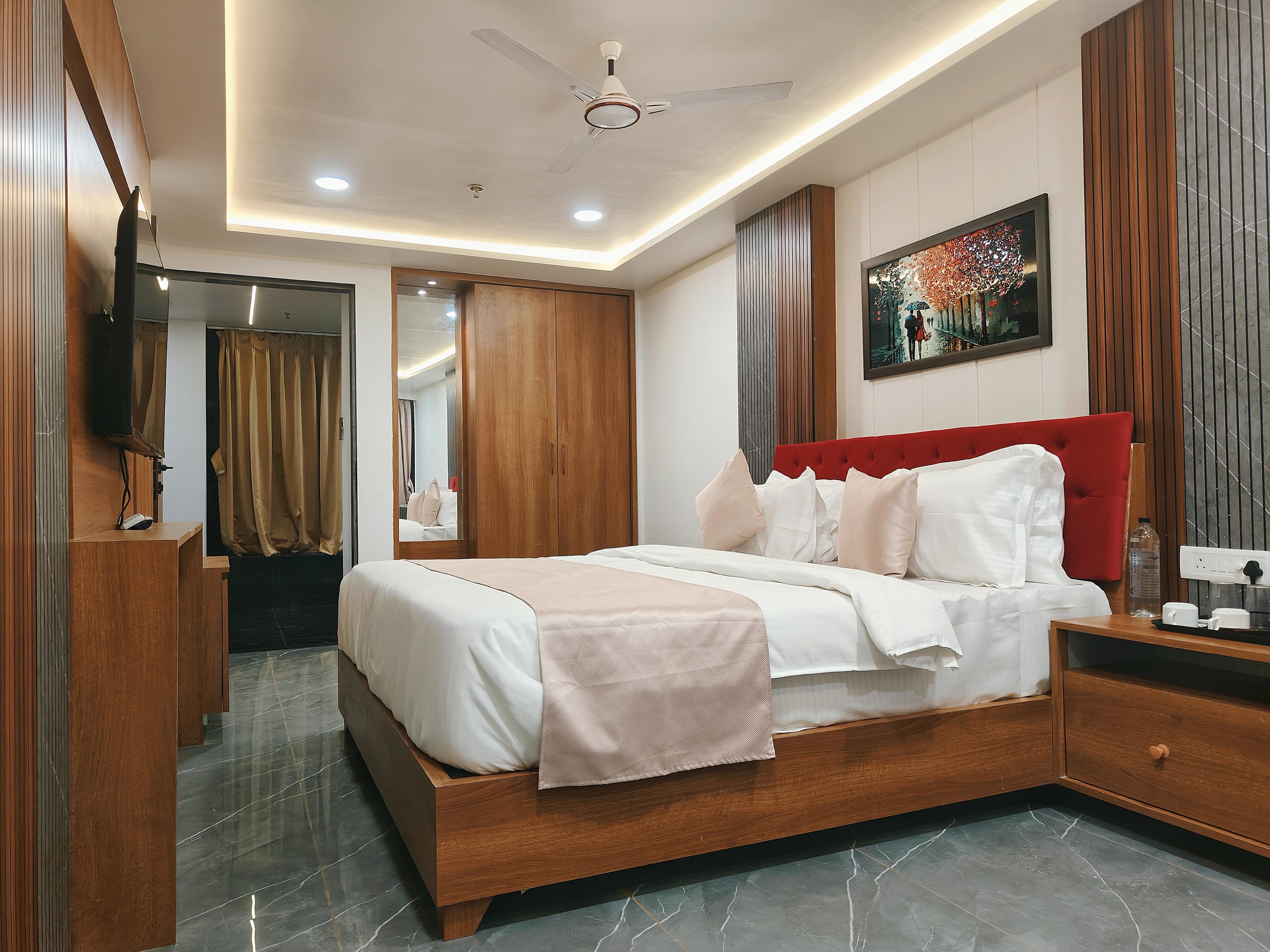 Hotel Aditi Landmark. 𝗕𝗢𝗢𝗞 Umargam Hotel