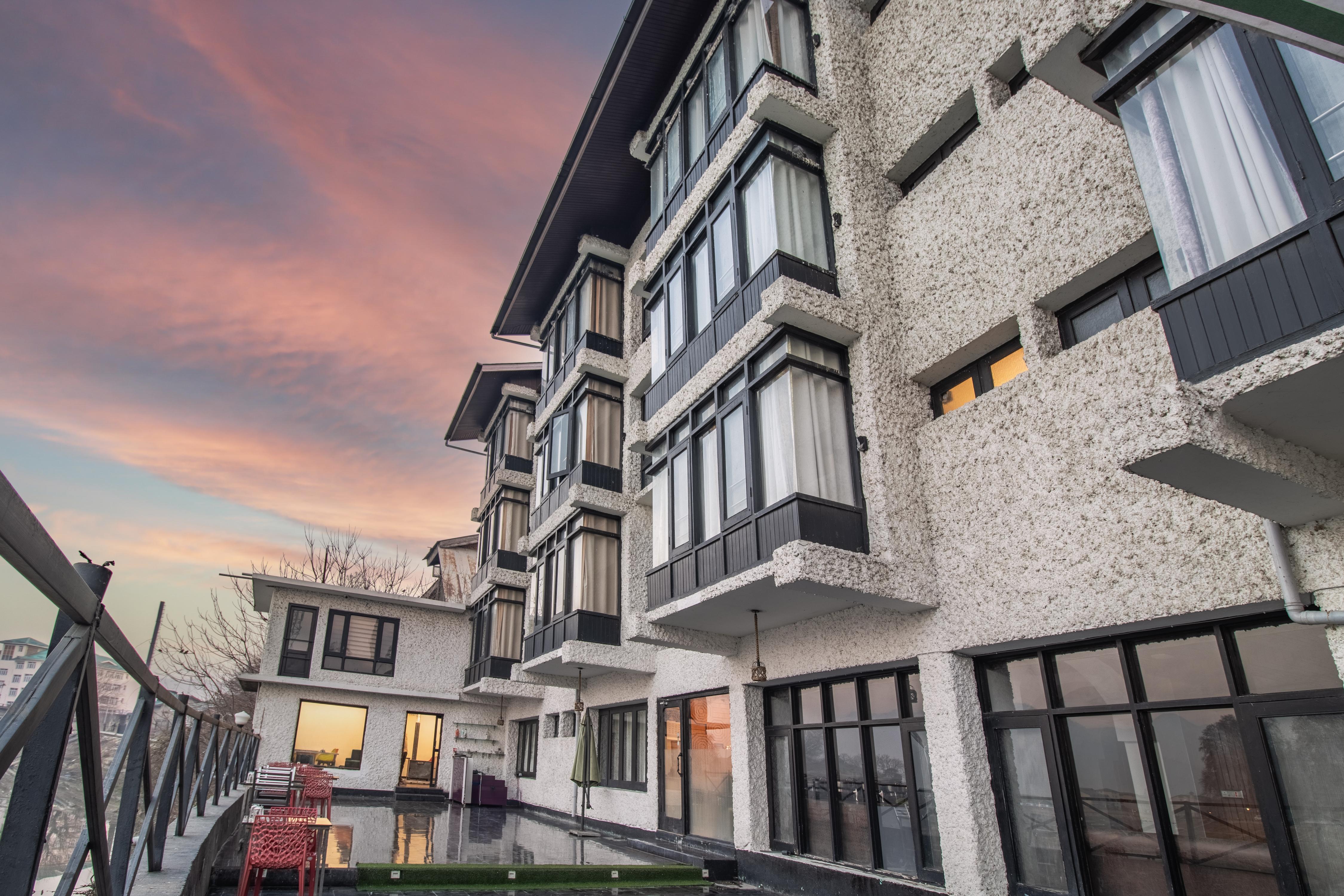 Hotel River View 𝗕𝗢𝗢𝗞 Srinagar Hotel