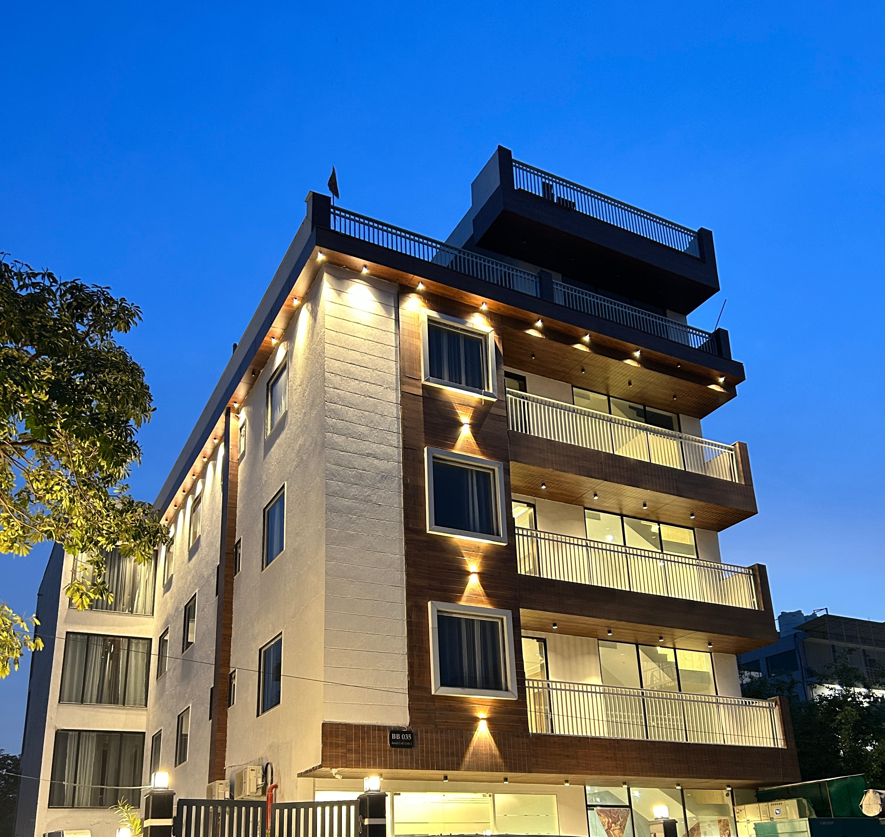 Raksha Suites & Banquet Greater Noida 𝗕𝗢𝗢𝗞 Noida Hotel