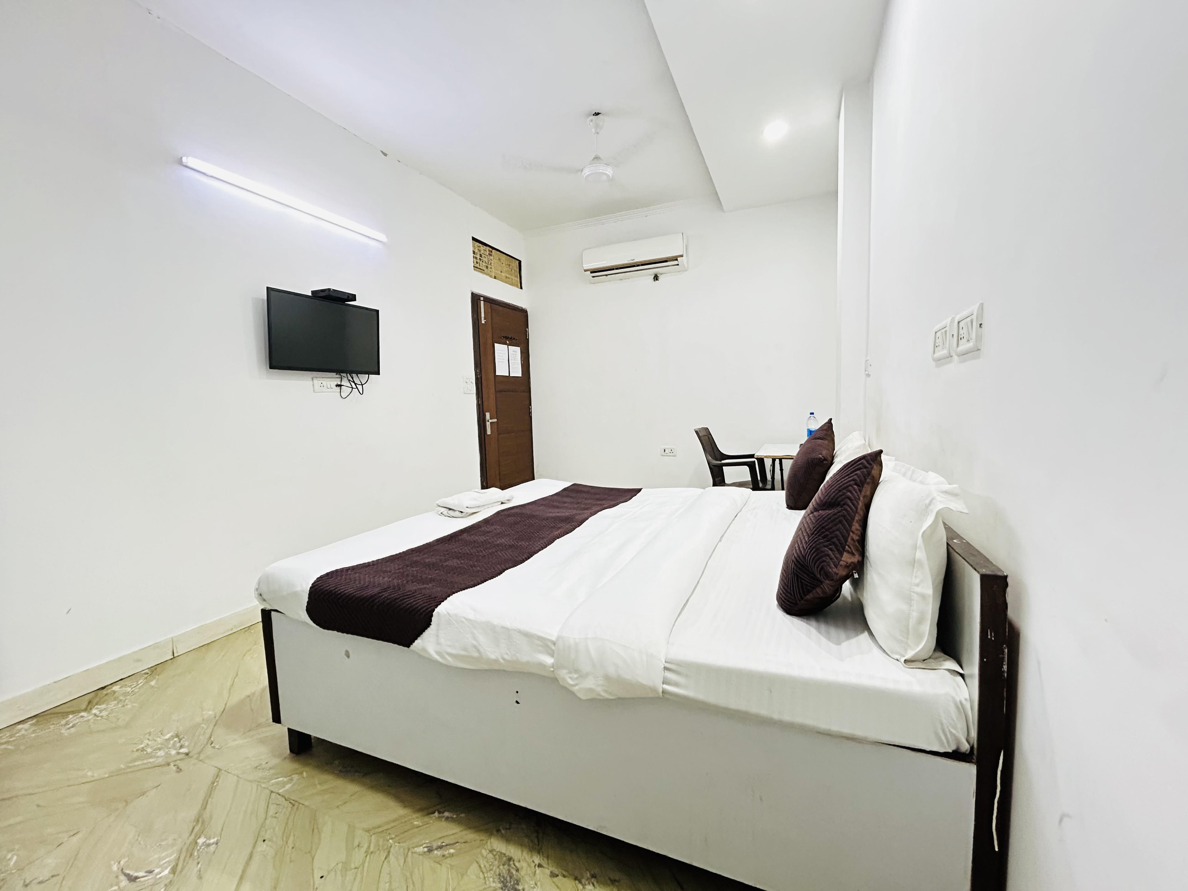 HOTEL GOLDEN PLACE 𝗕𝗢𝗢𝗞 Delhi Hotel