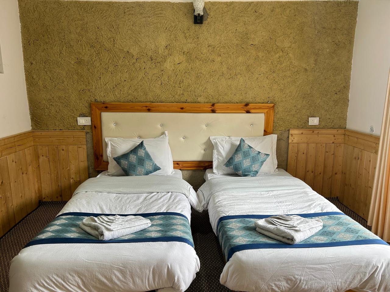 HOTEL GRANG MOONLAND 𝗕𝗢𝗢𝗞 Khalsi Hotel