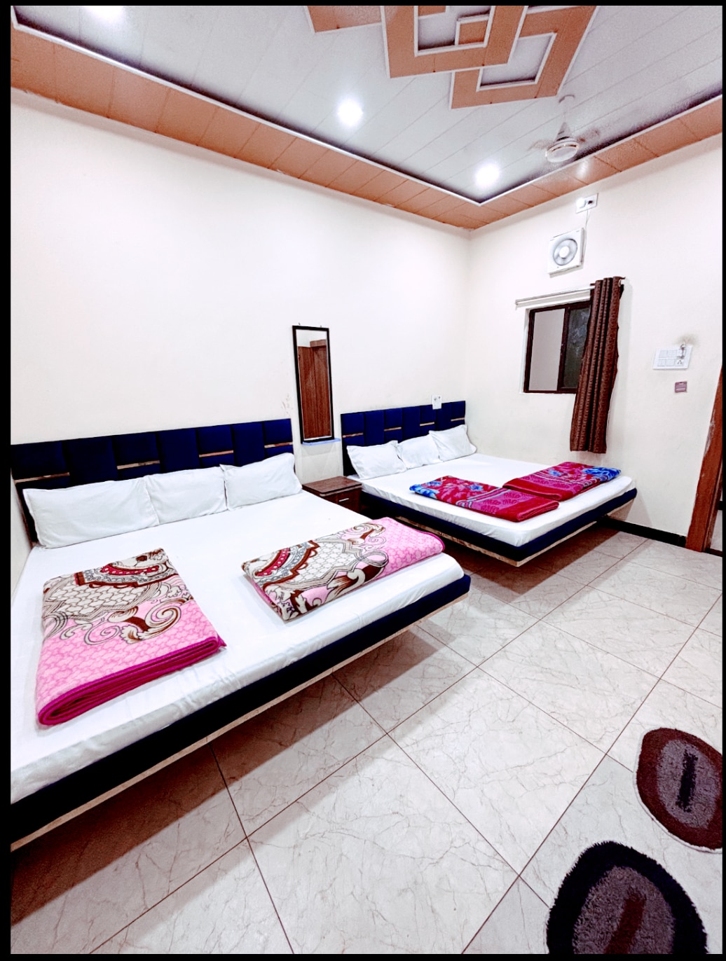 Red Rose Hotel 𝗕𝗢𝗢𝗞 Ujjain Villa