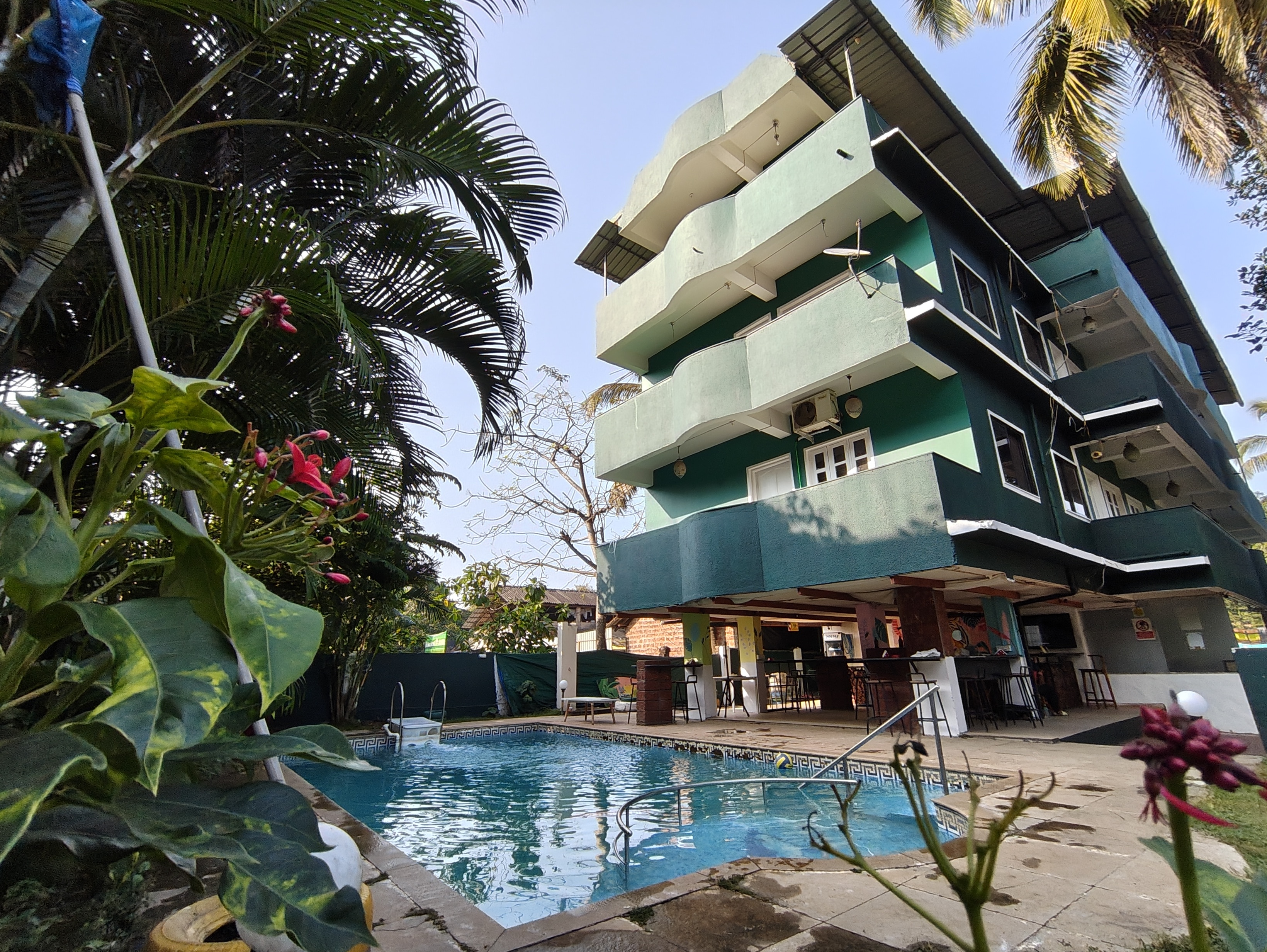 Jungle by sturmfrei Vagator - Pool Wing 𝗕𝗢𝗢𝗞 Goa Hostel