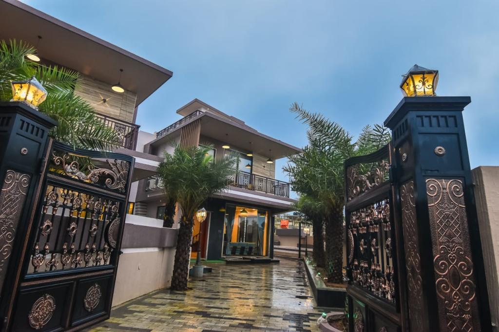 Golden Topaz 5BHK Villa in Lonavala 𝗕𝗢𝗢𝗞 Lonavala Villa
