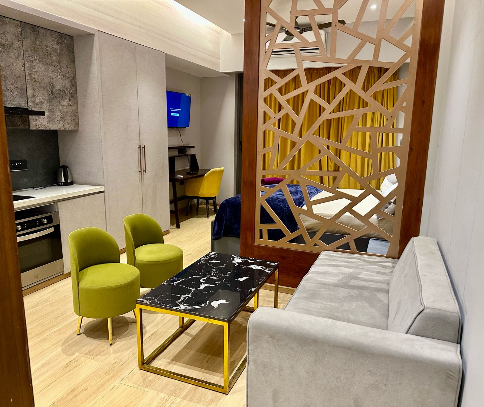 The Bourbon Suite 𝗕𝗢𝗢𝗞 Greater Noida Apartment