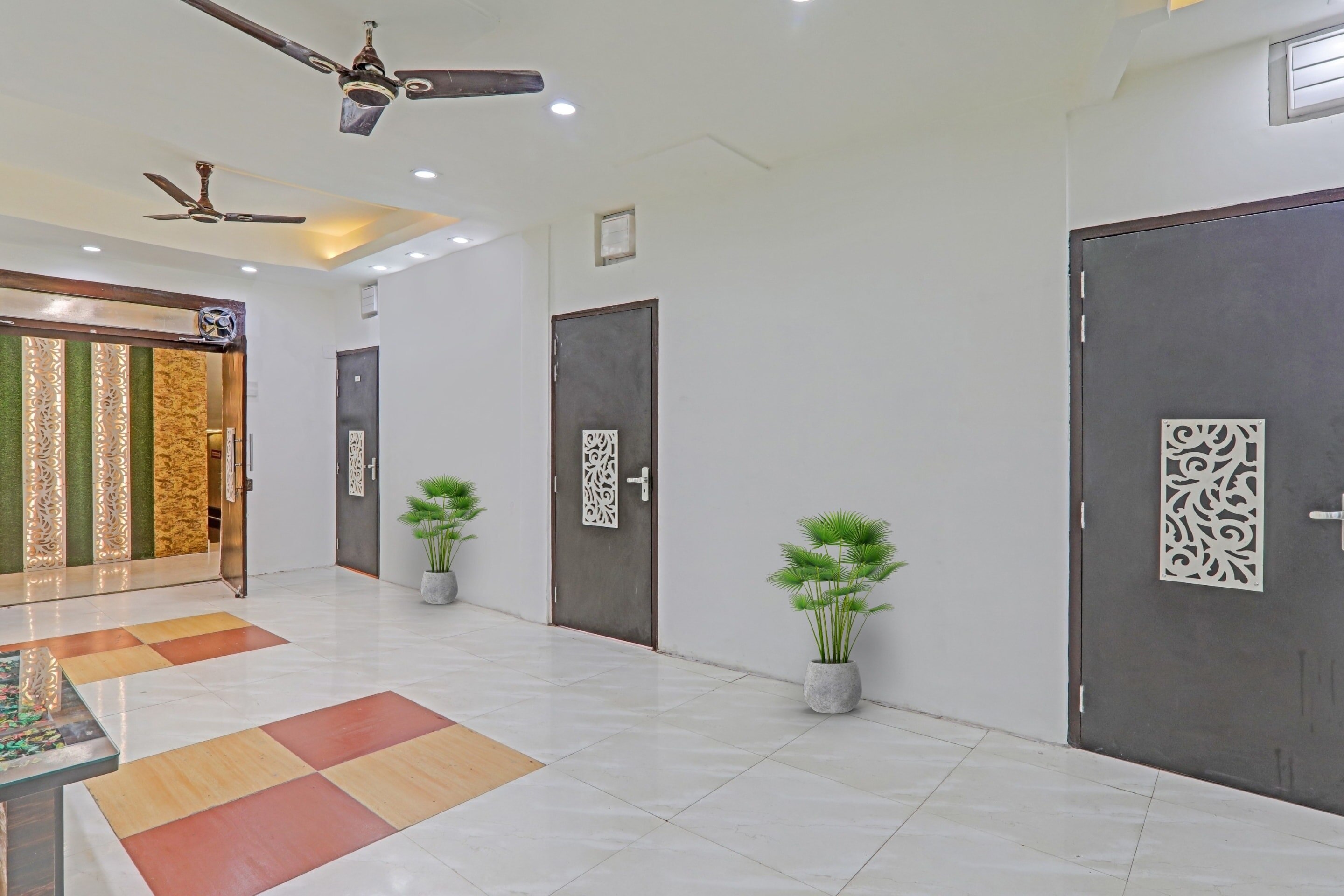 Collection O Gurudev Paradise 𝗕𝗢𝗢𝗞 Kanpur Hotel