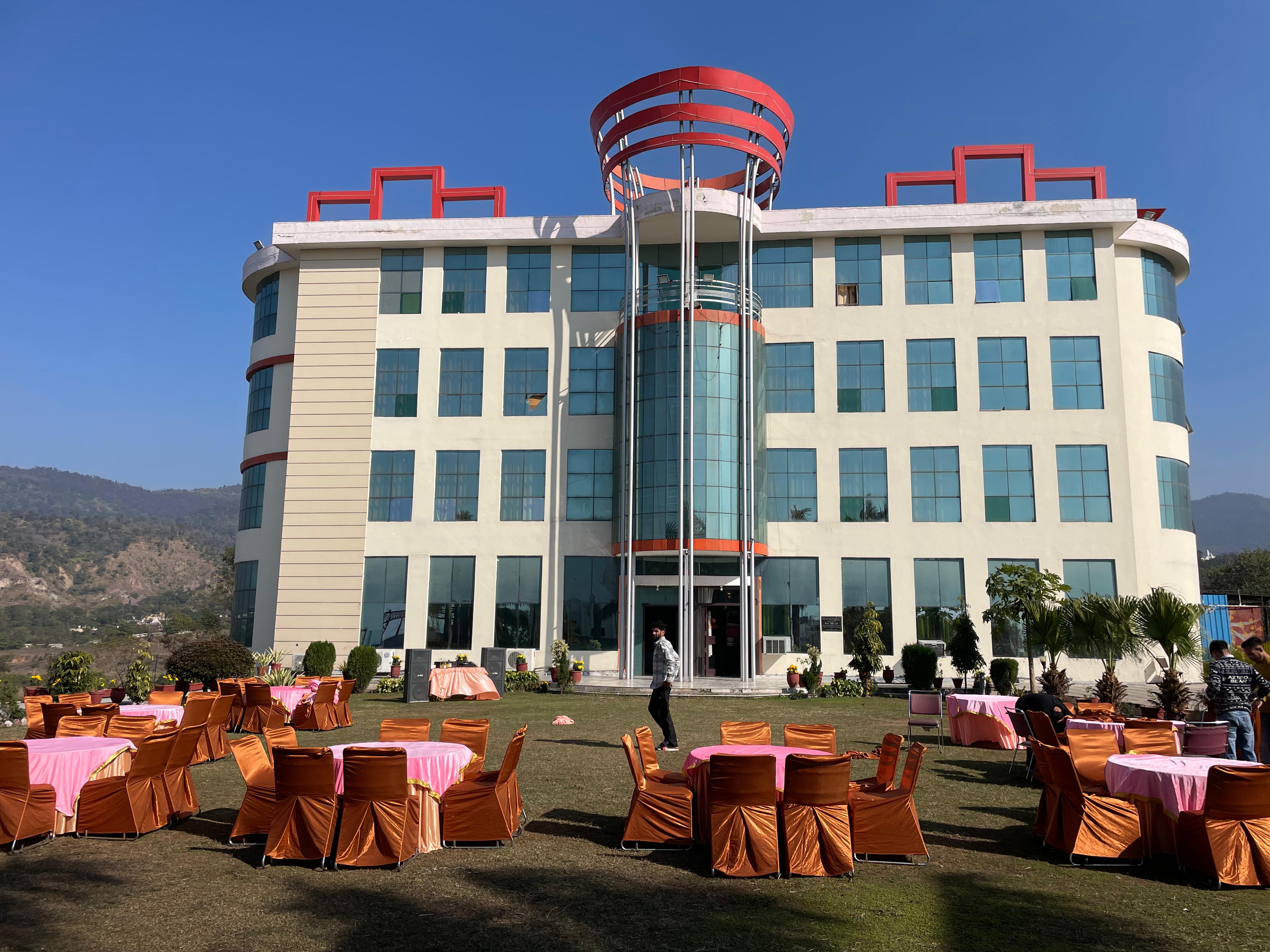 hotel Orange 𝗕𝗢𝗢𝗞 Baddi Hotel