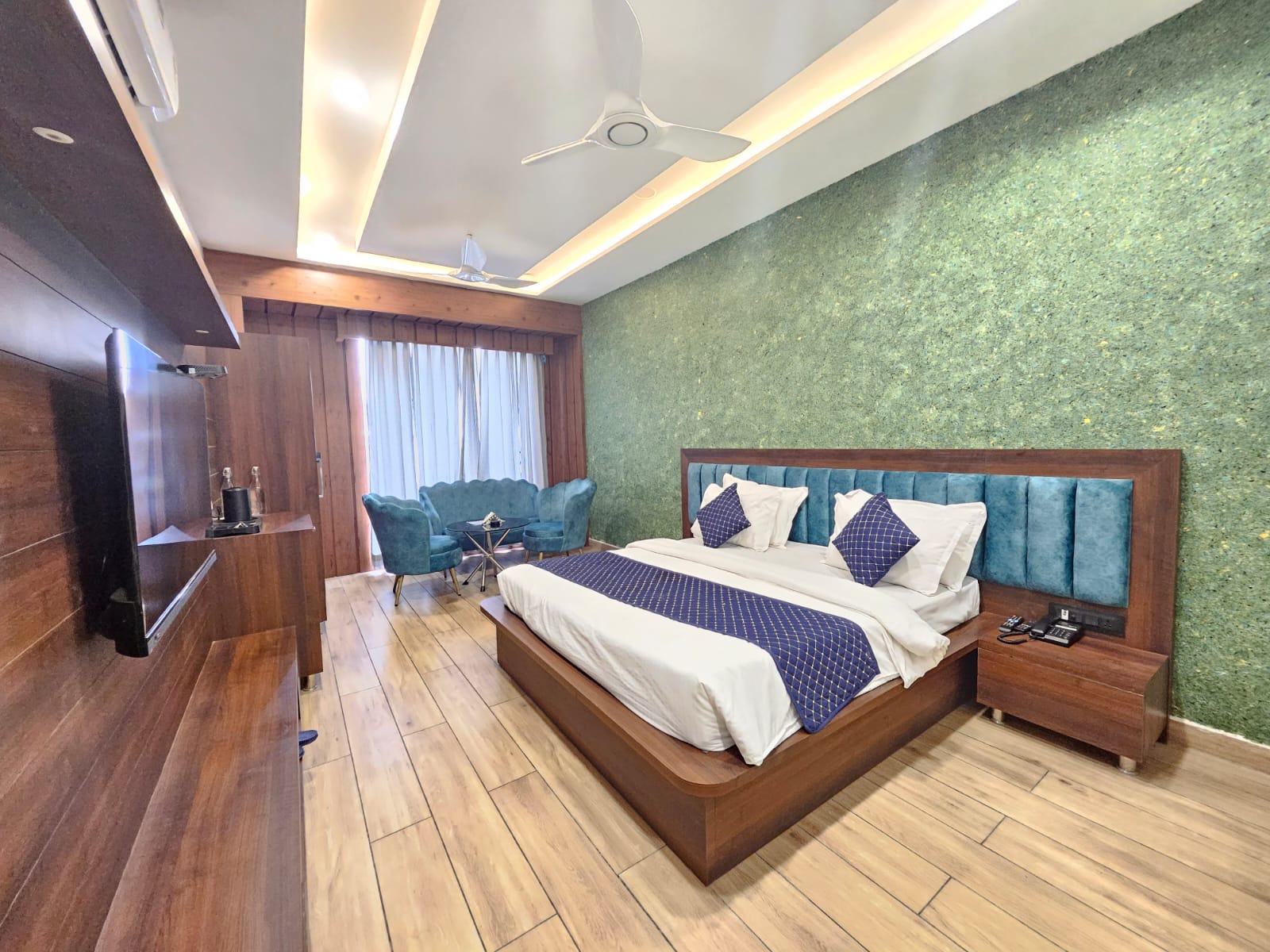 Hotel Lucky Inn 𝗕𝗢𝗢𝗞 Zirakpur Hotel