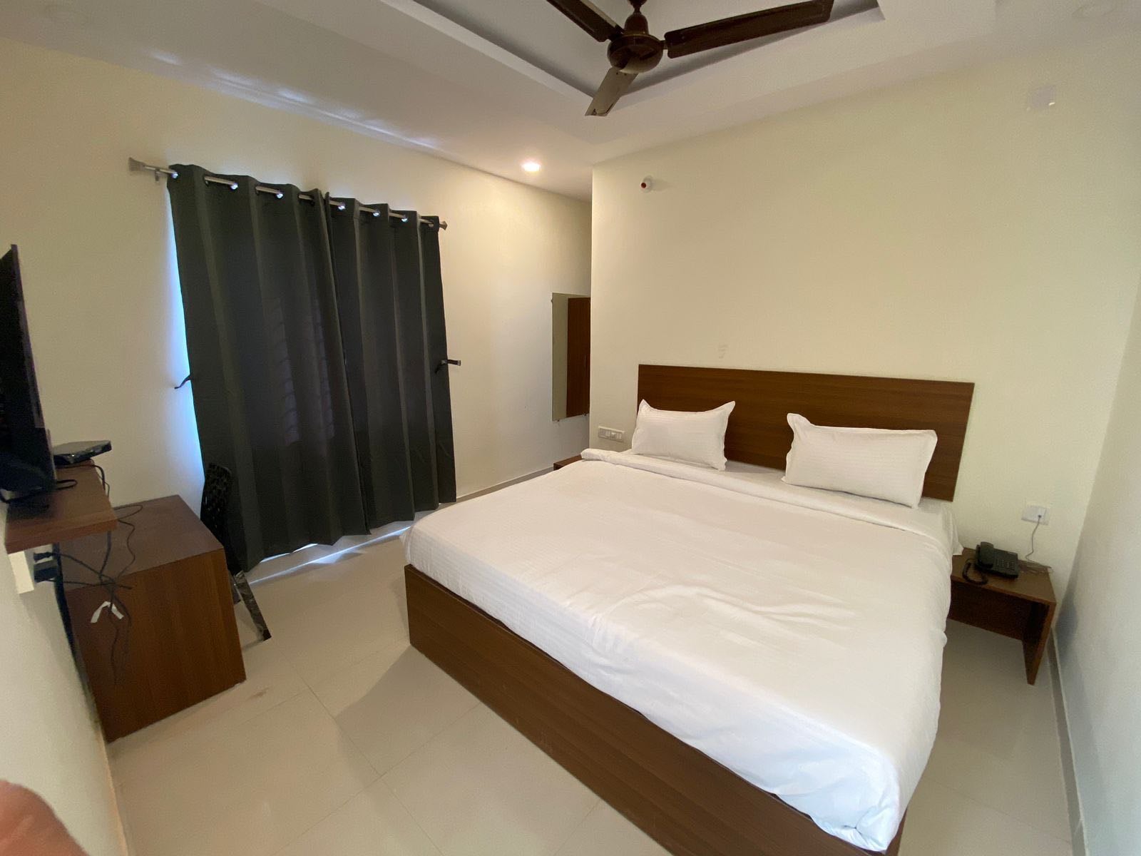 Super Townhouse Kokapet Near GAR 𝗕𝗢𝗢𝗞 Hyderabad Hotel