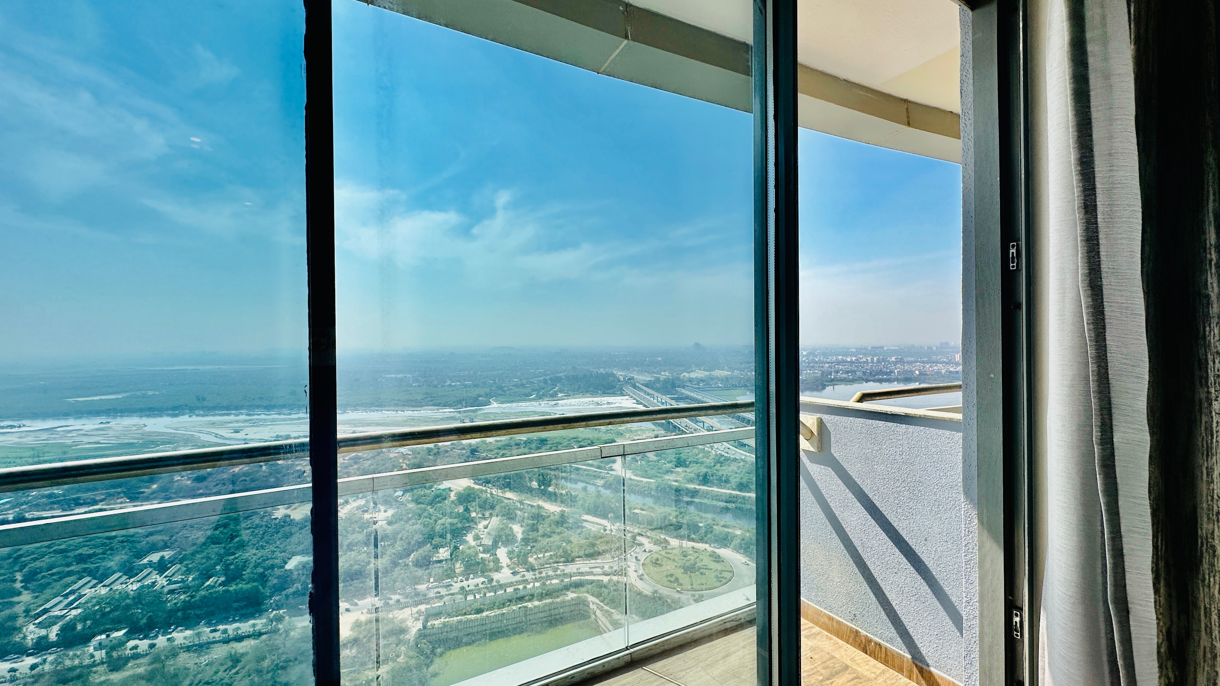 High Rise Haven 32nd Floor 𝗕𝗢𝗢𝗞 Noida Apartment