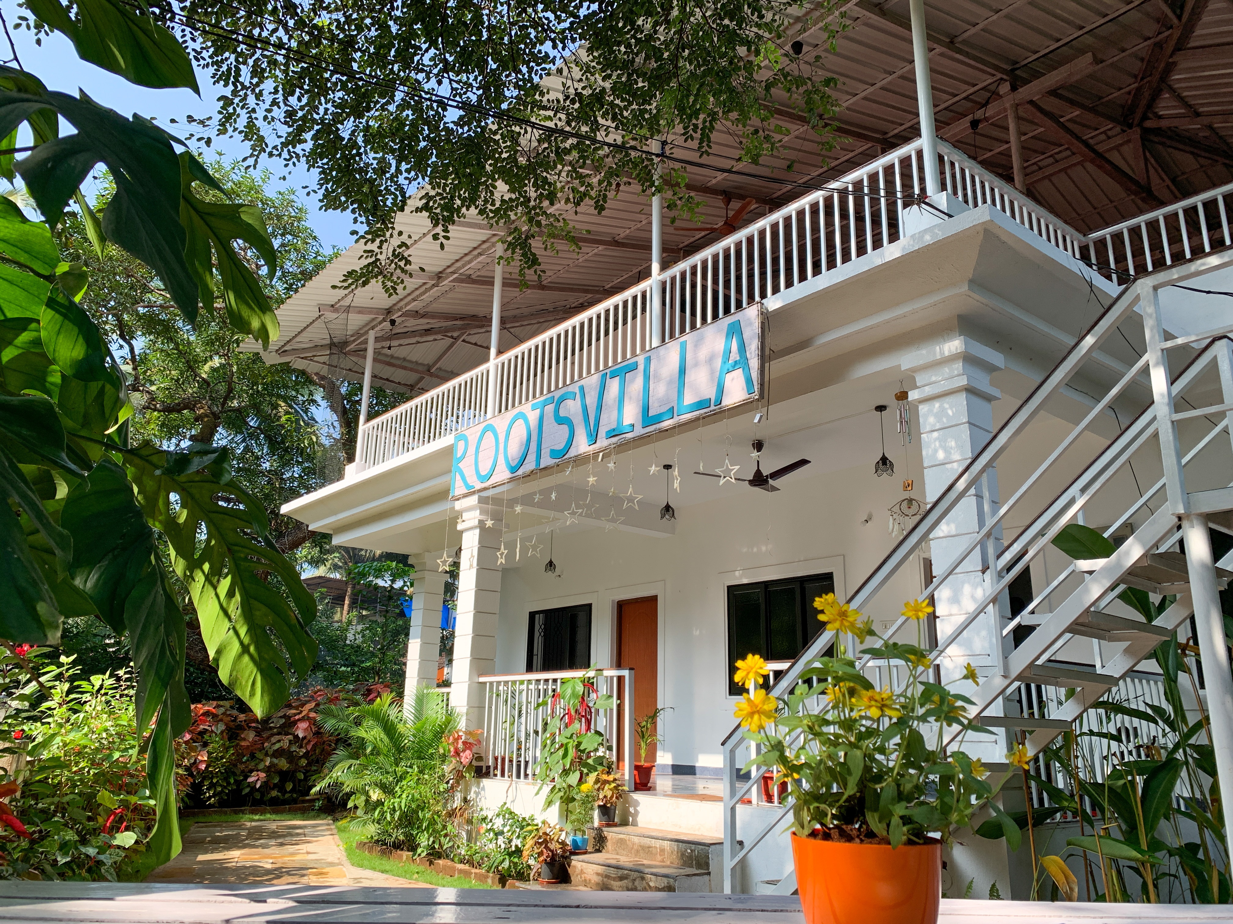 Rootsvilla Vagator- Longstays and coworking Hostel 𝗕𝗢𝗢𝗞 Goa Hostel