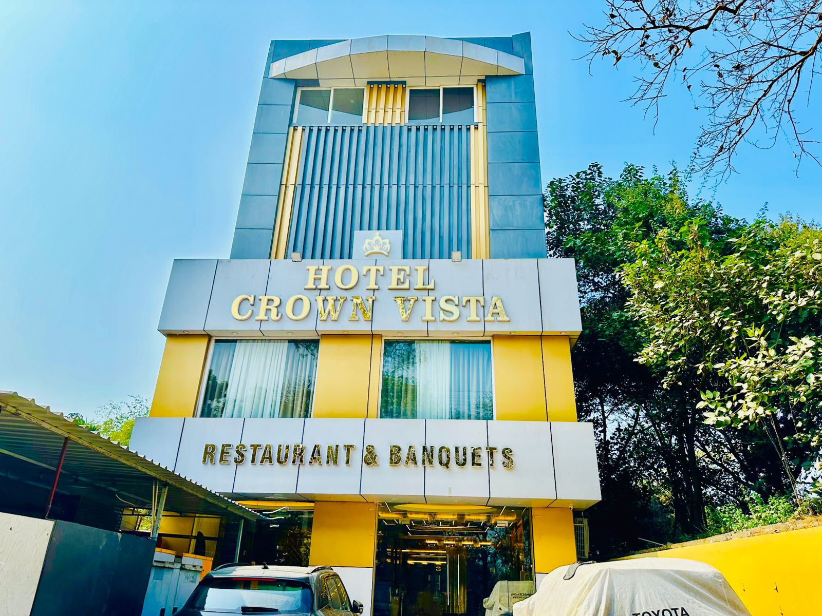 HOTEL CROWN VISTA 𝗕𝗢𝗢𝗞 Katihar Hotel
