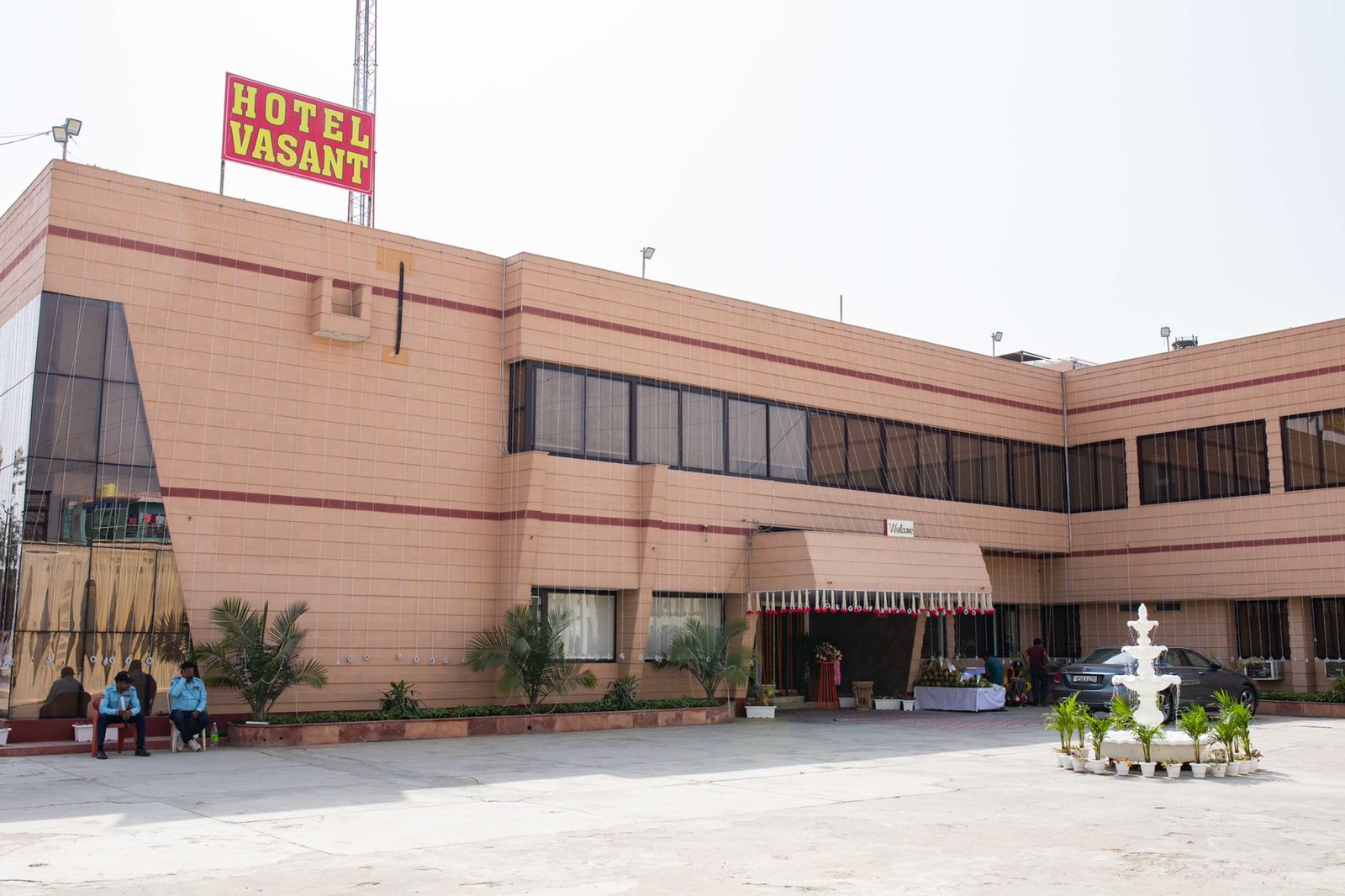 Vasant 𝗕𝗢𝗢𝗞 Gajraula Hotel