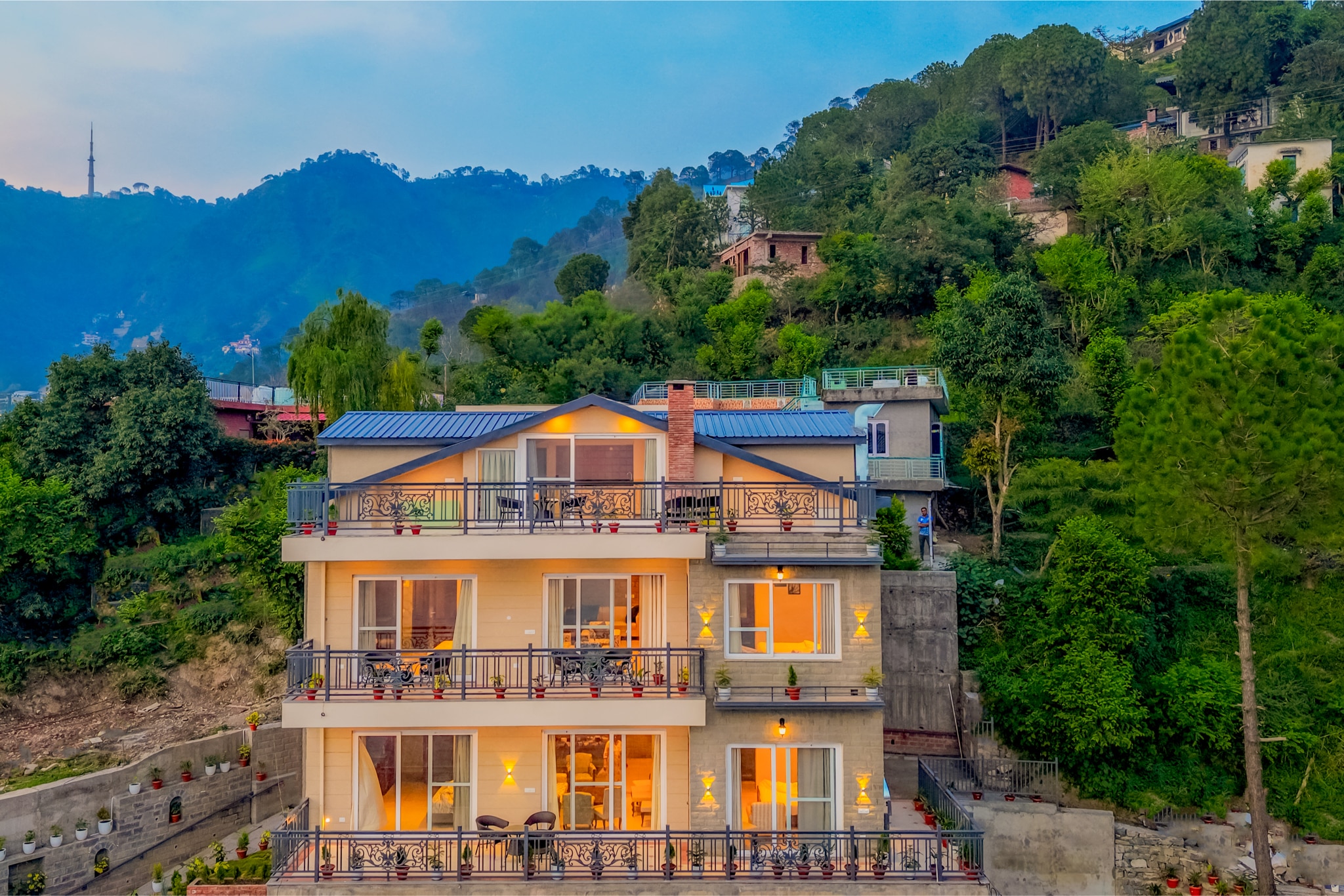 ELIVAAS Konifer Rosewood | Hillside Attic Room With Balcony & Outdoor ...