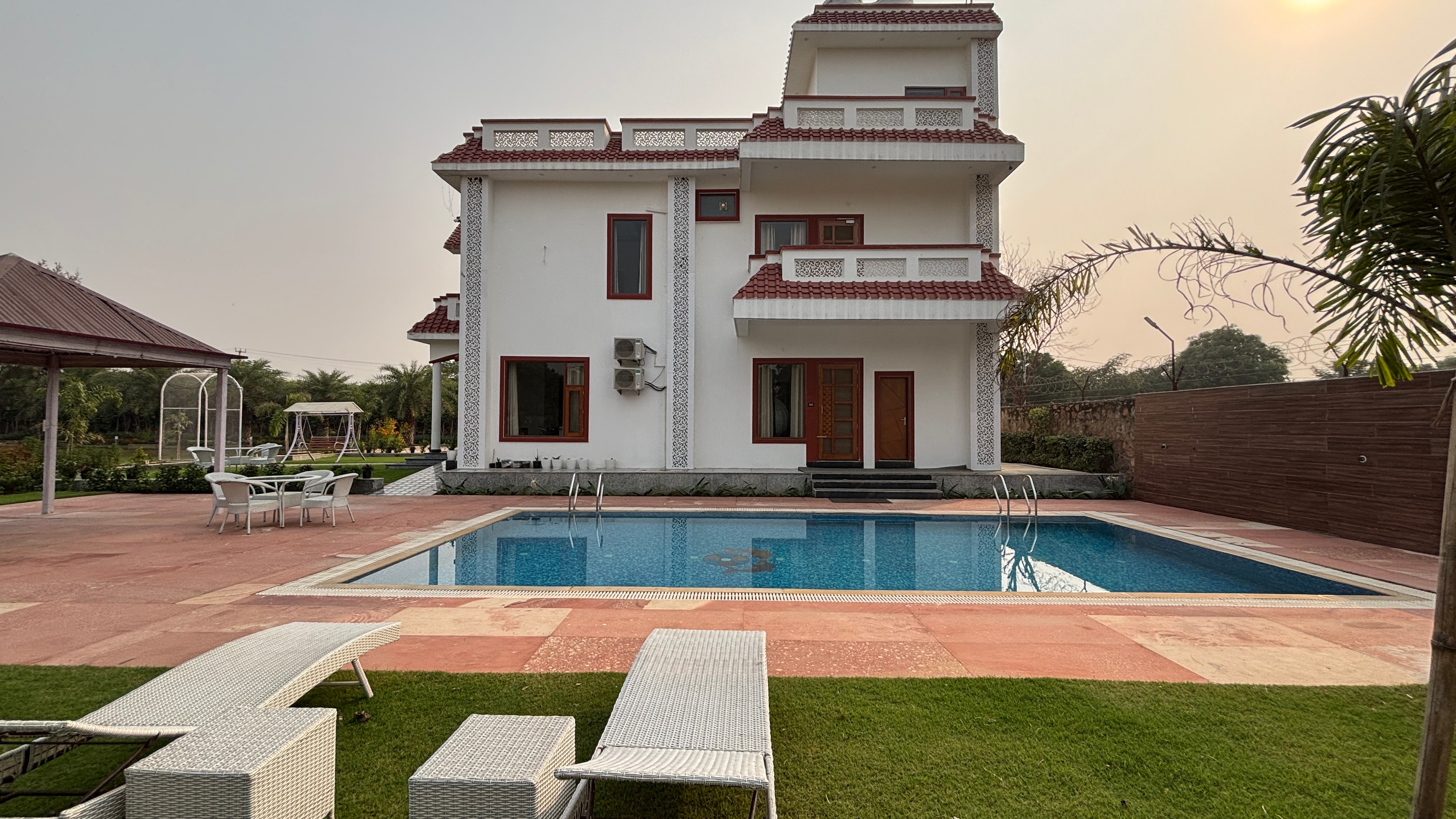 Sunrise Meadow - Premium 3BHK Pool Farm Retreat 𝗕𝗢𝗢𝗞 Gurgaon Farm House