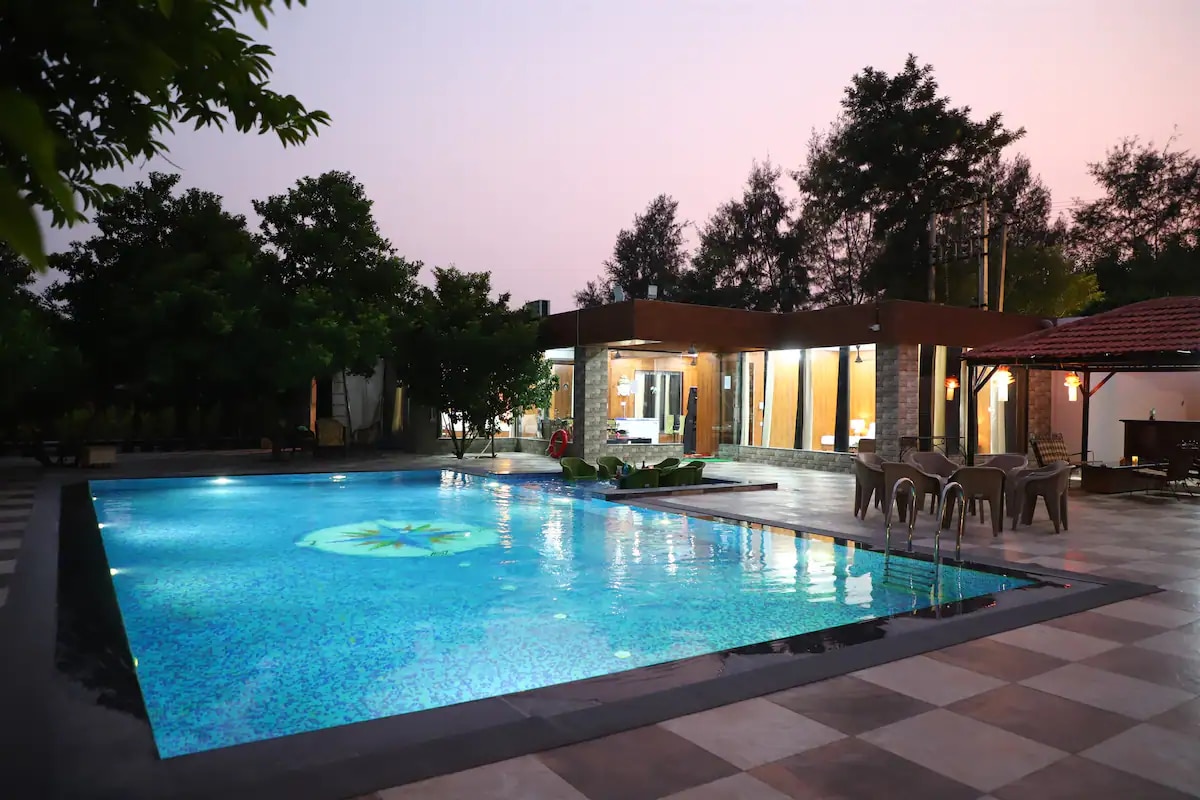 Mannat Farm | Entire 4BR Luxury Pool Farmhouse 𝗕𝗢𝗢𝗞 Manesar Farm House