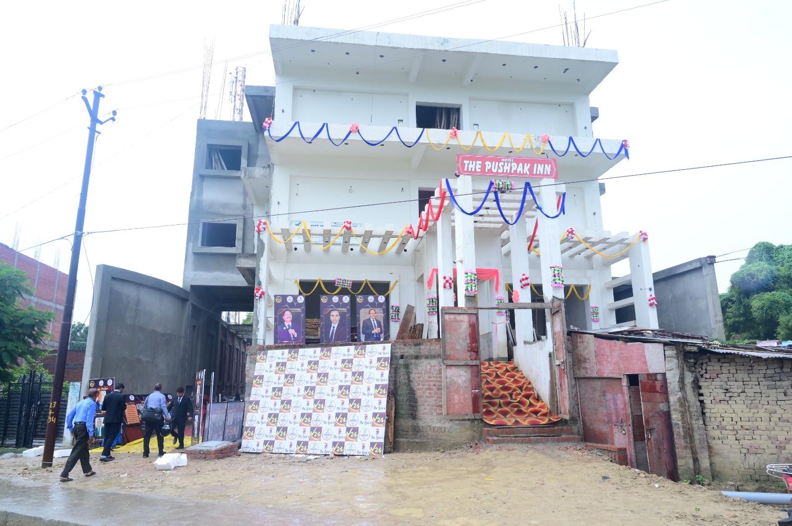 Hotel The Pushpak Inn 𝗕𝗢𝗢𝗞 Ayodhya Villa