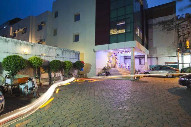 Hotel Deviram Palace Agra, Book rooms @ ₹1245/night - Goibibo