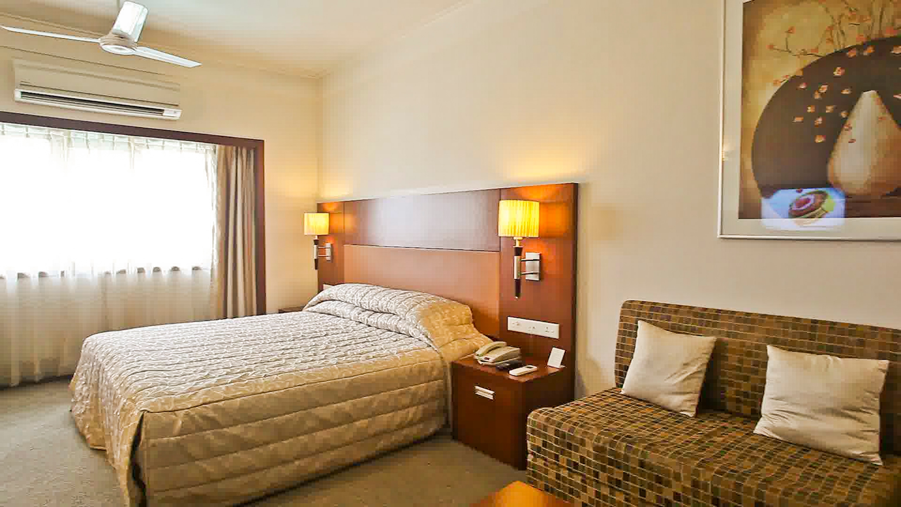 Hotel Silver Palace 𝗕𝗢𝗢𝗞 Rajkot Hotel